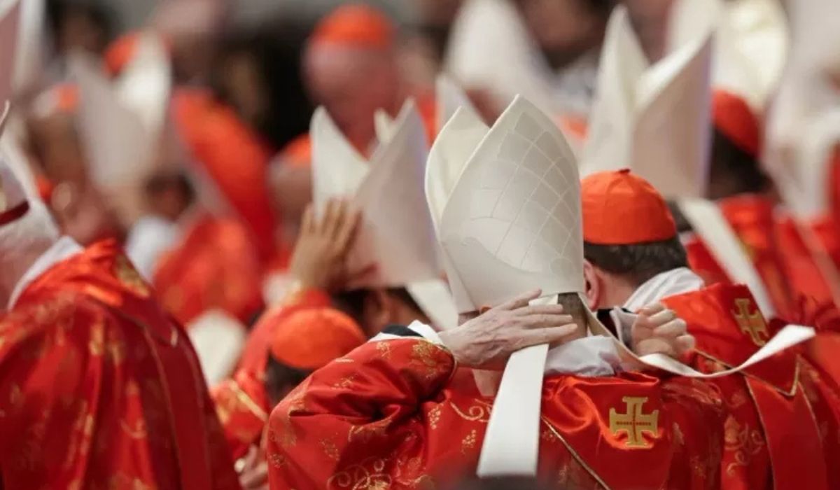 Cardeais se isolam e tem início conclave que escolherá novo papa - Fato67